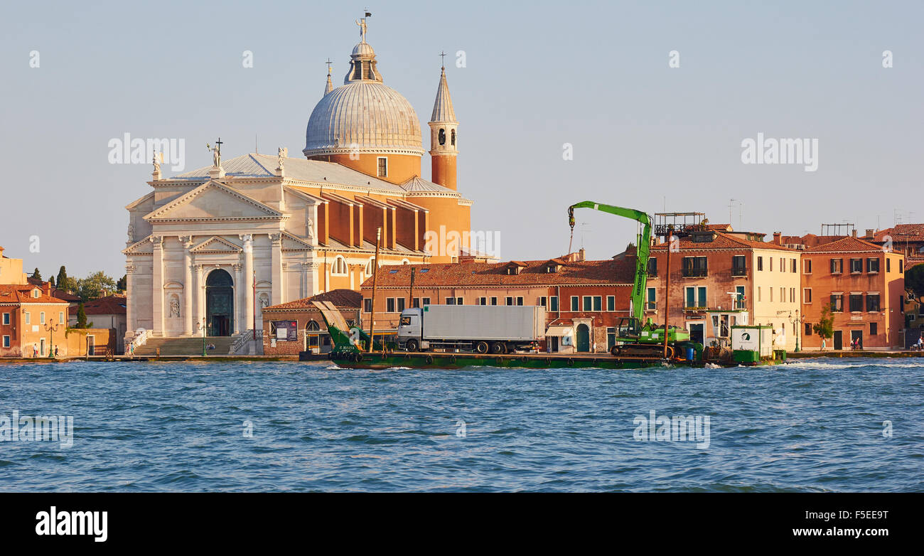 Un traghetto per il trasporto di un camion e la gru/digger passando l ...