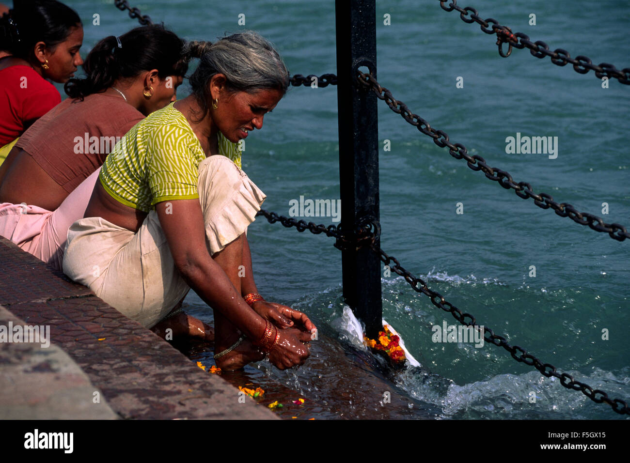 Fiume sacro gange immagini e fotografie stock ad alta risoluzione - Alamy