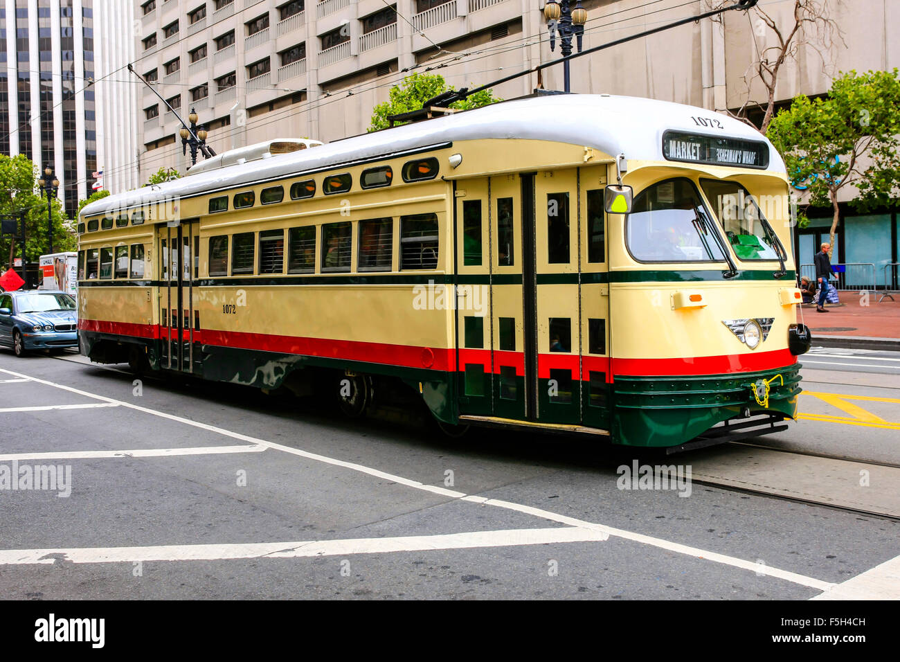 1940s heritage tram sul Columbus Ave nel centro cittadino di San ...