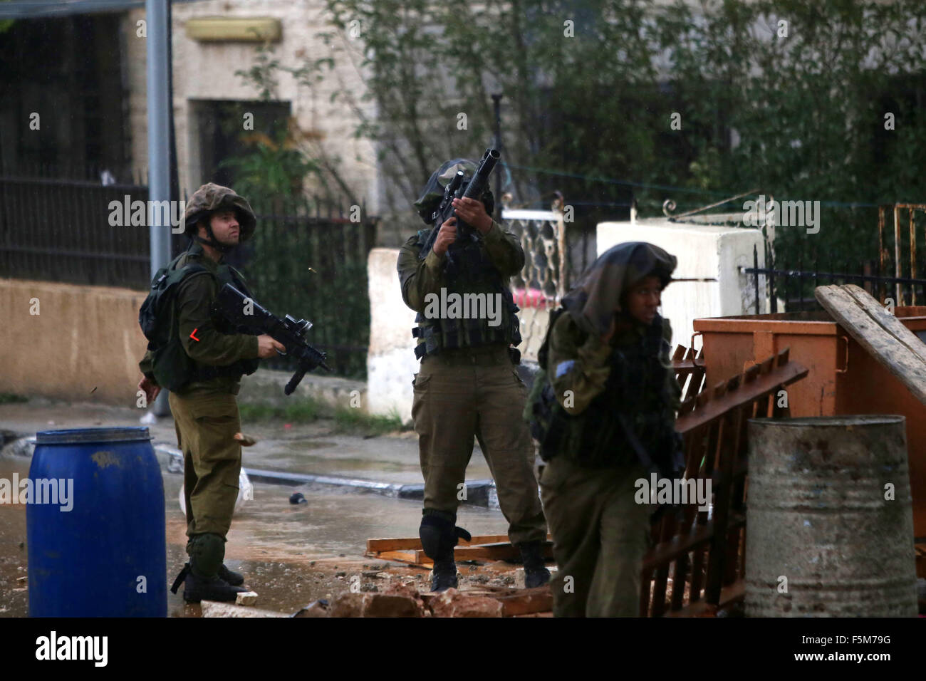Ramallah, West Bank, Territorio palestinese. 6 Nov, 2015. Un soldato ...