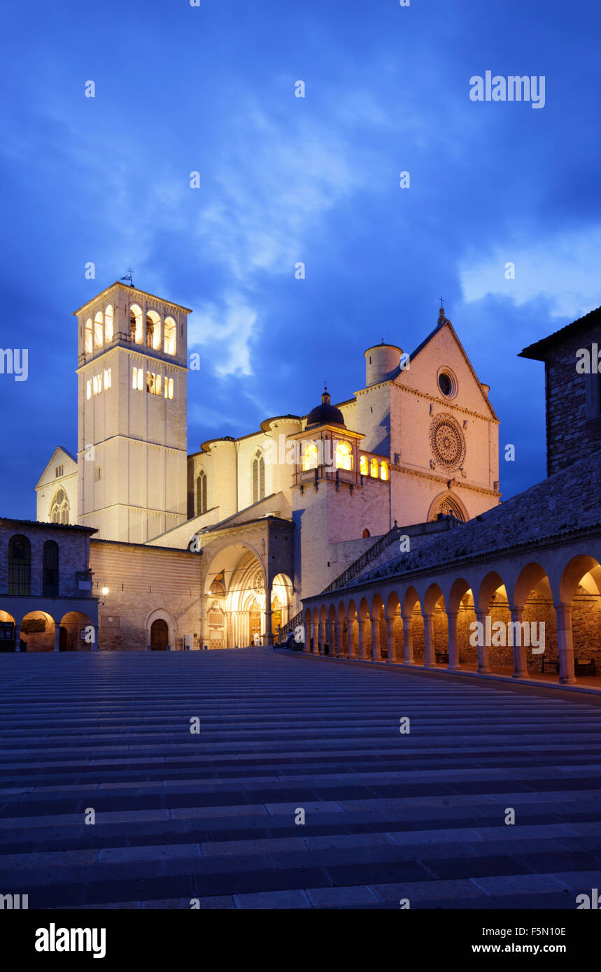 Assisi la basilica di san francesco al crepuscolo immagini e fotografie ...