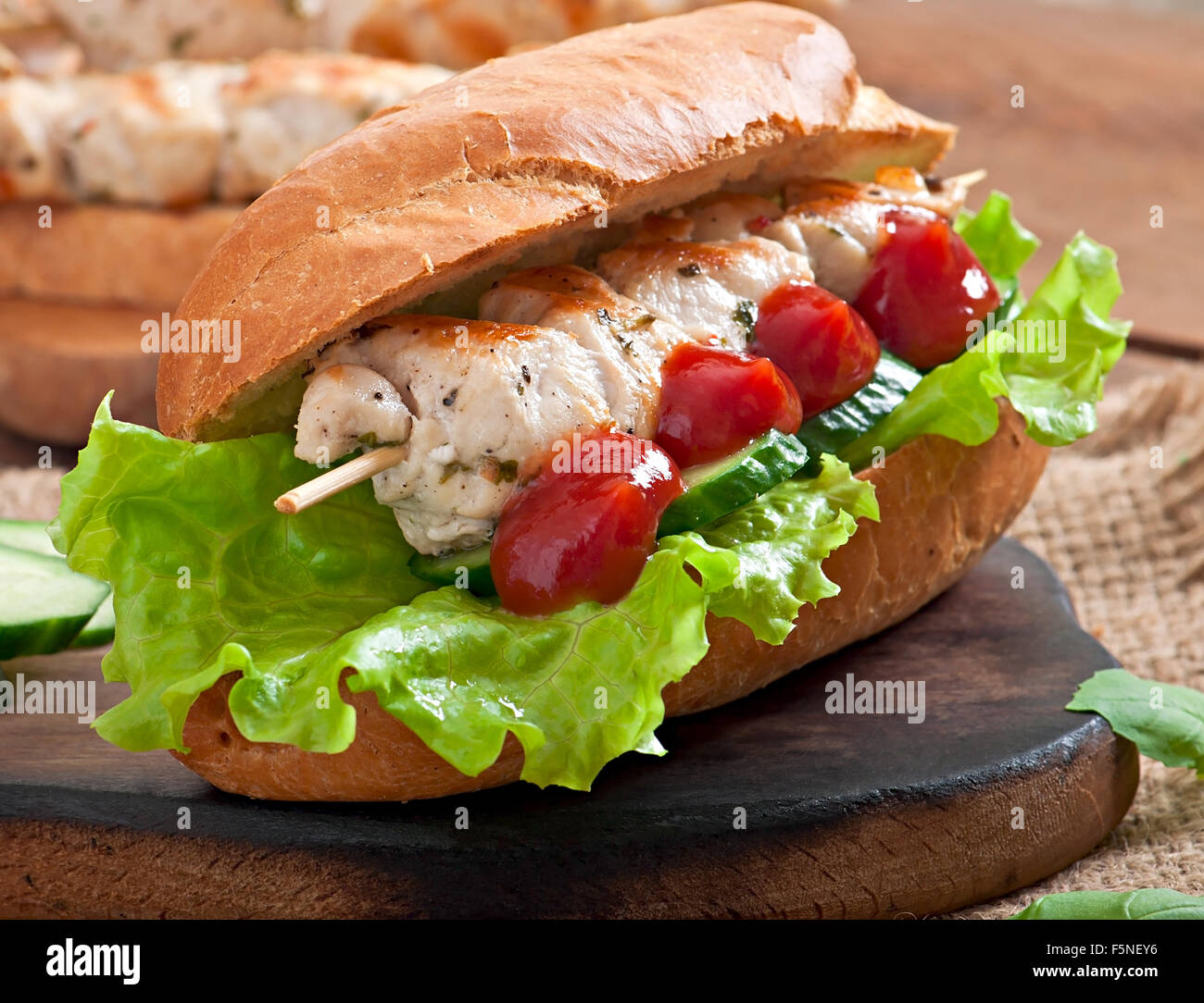 Grande panino con kebab di pollo e lattuga Foto stock - Alamy