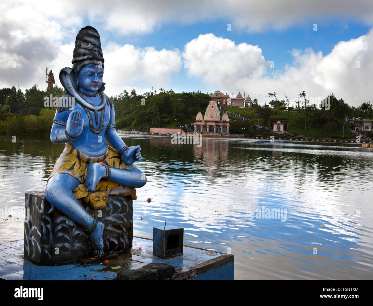 Maurizio. Statua di Shiva al lago di Grand Bassin tempio Foto stock - Alamy