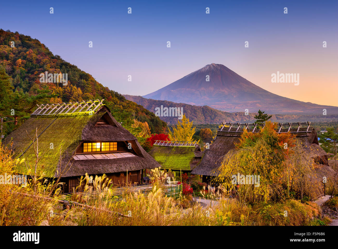 Il monte Fuji, Giappone dal punto di vista di un villaggio storico Foto ...