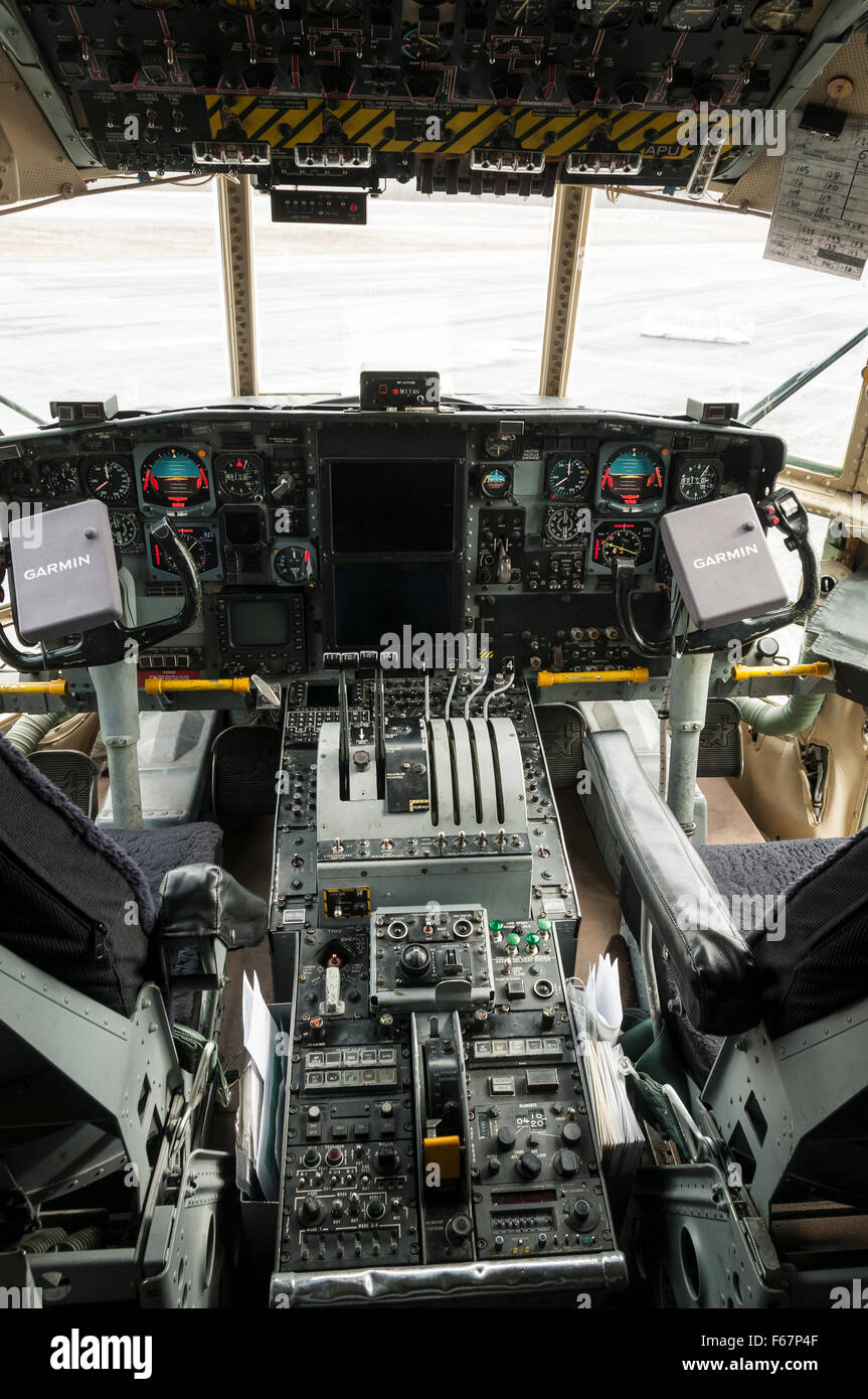 Cabina di pilotaggio c 130 immagini e fotografie stock ad alta ...