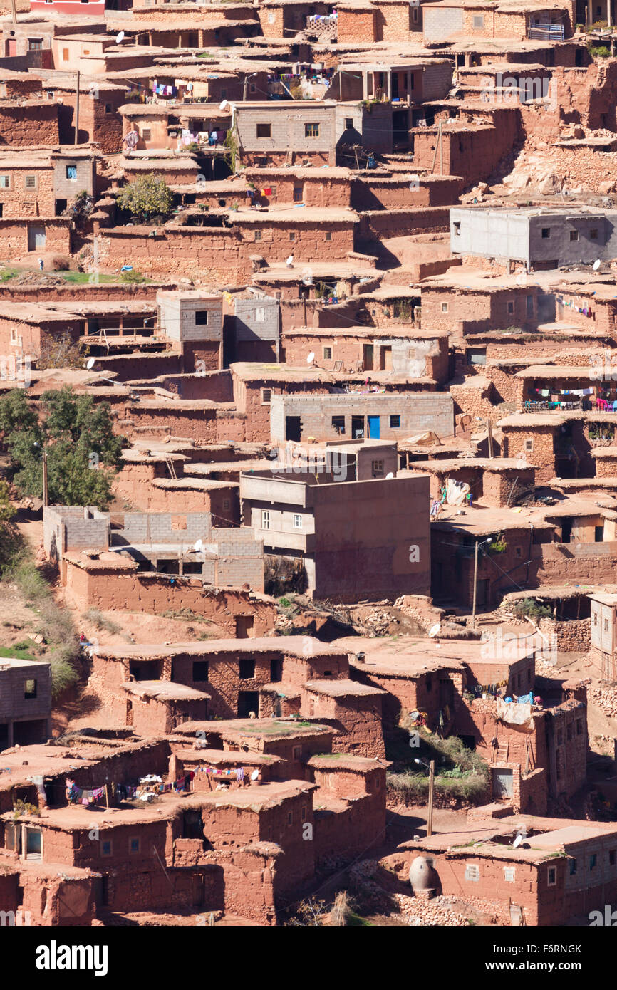 Tradizionale villaggio berbero a monti Atlas Foto stock - Alamy