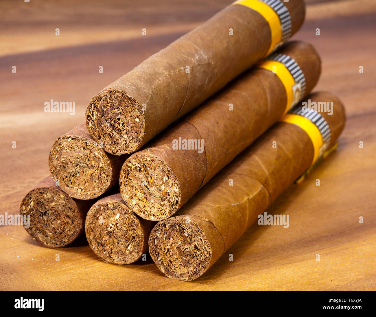 Sigari cubani fatti a mano immagini e fotografie stock ad alta ...