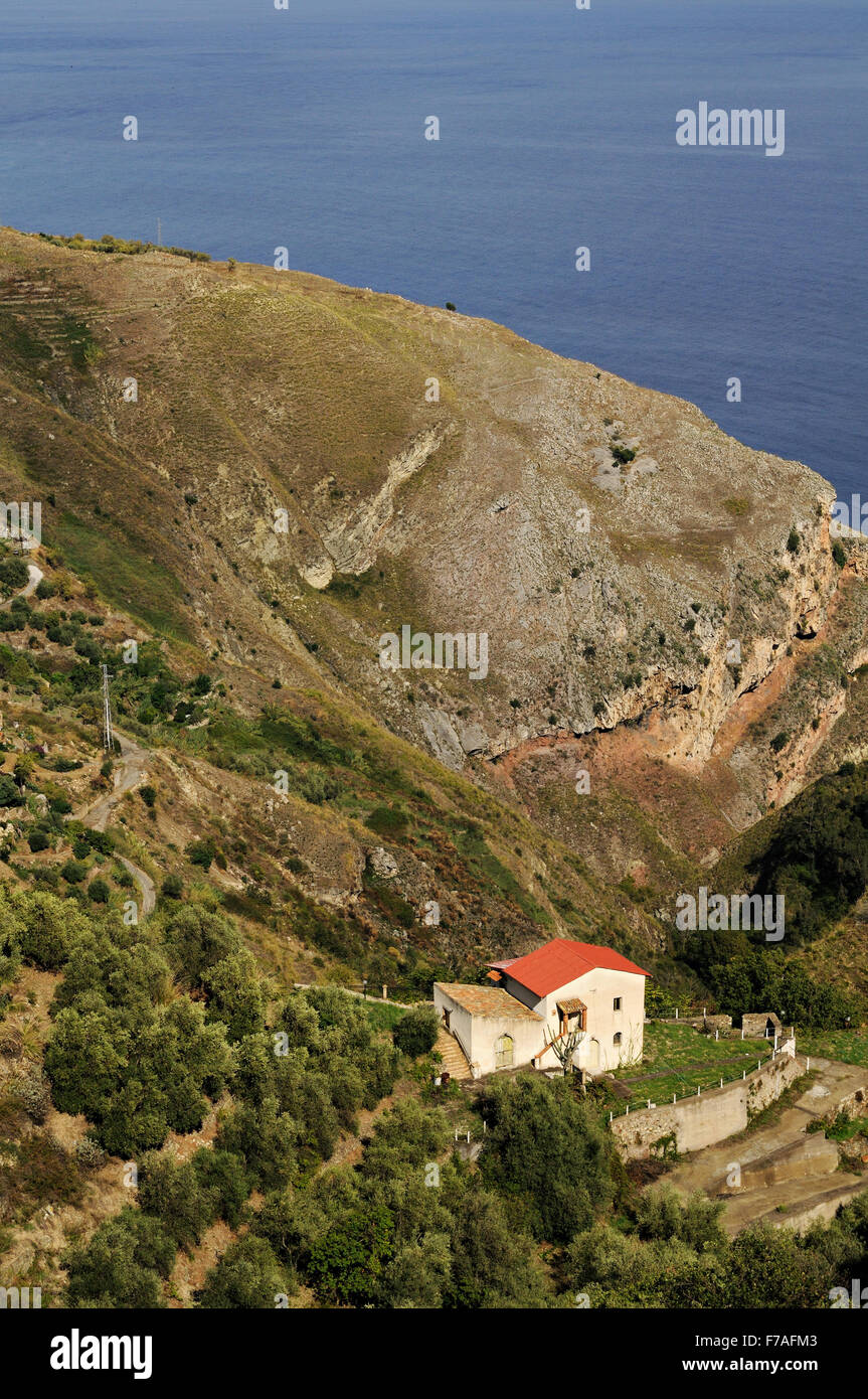 House on a hill immagini e fotografie stock ad alta risoluzione - Alamy