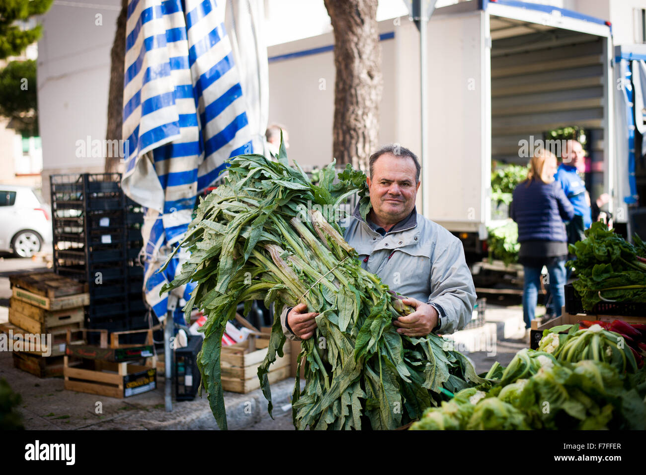 Mercato alimentare nella città italiana di Ostuni, Puglia, Italia ...