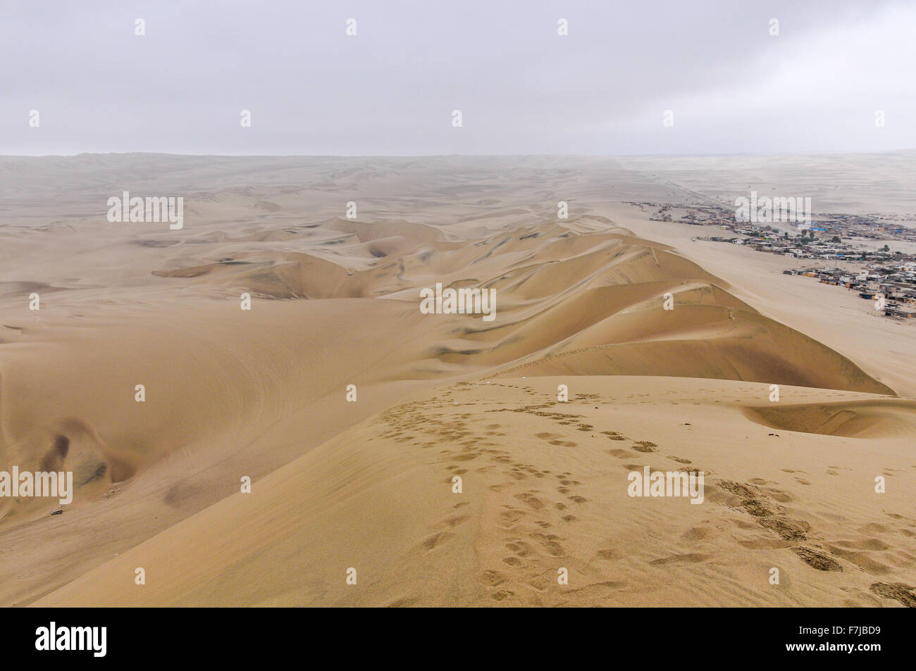 Passeggiando tra le dune intorno a Huacachina nel deserto costiero del ...