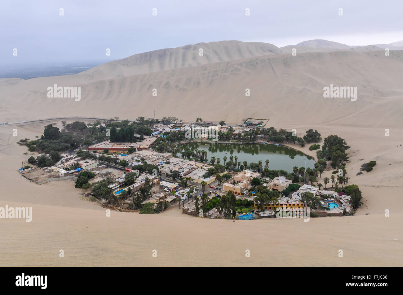 L'oasi tra le dune di Huacachina nel deserto costiero del Perù Foto ...