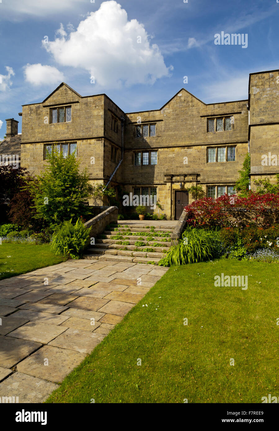 La parte anteriore di Eyam Hall e il centro di artigianato, Derbyshire ...