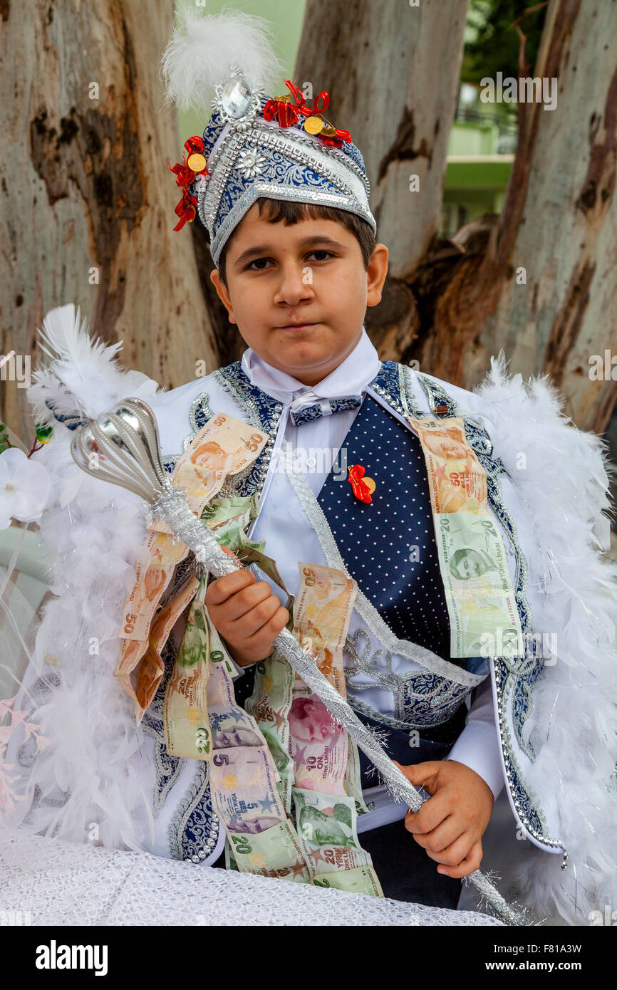 Circumcision ceremony immagini e fotografie stock ad alta risoluzione ...