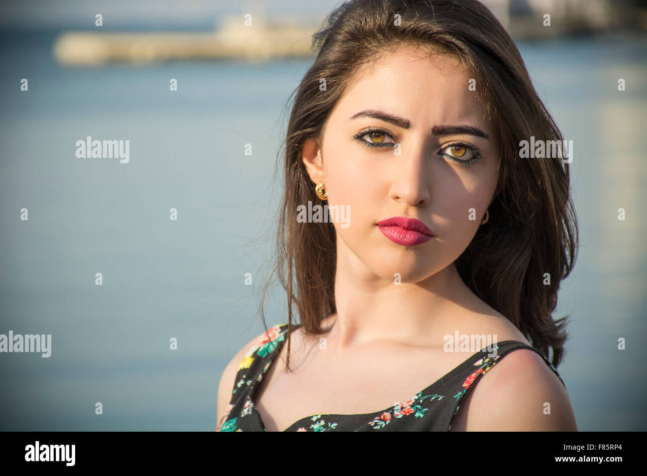 Ragazza in riva al mare immagini e fotografie stock ad alta risoluzione ...