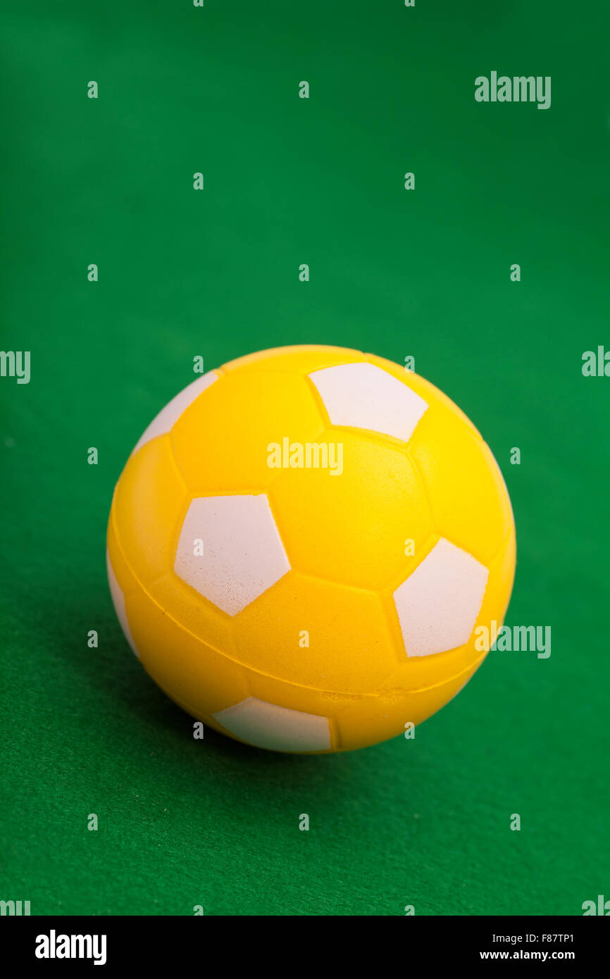 Pallone da calcio giallo immagini e fotografie stock ad alta ...