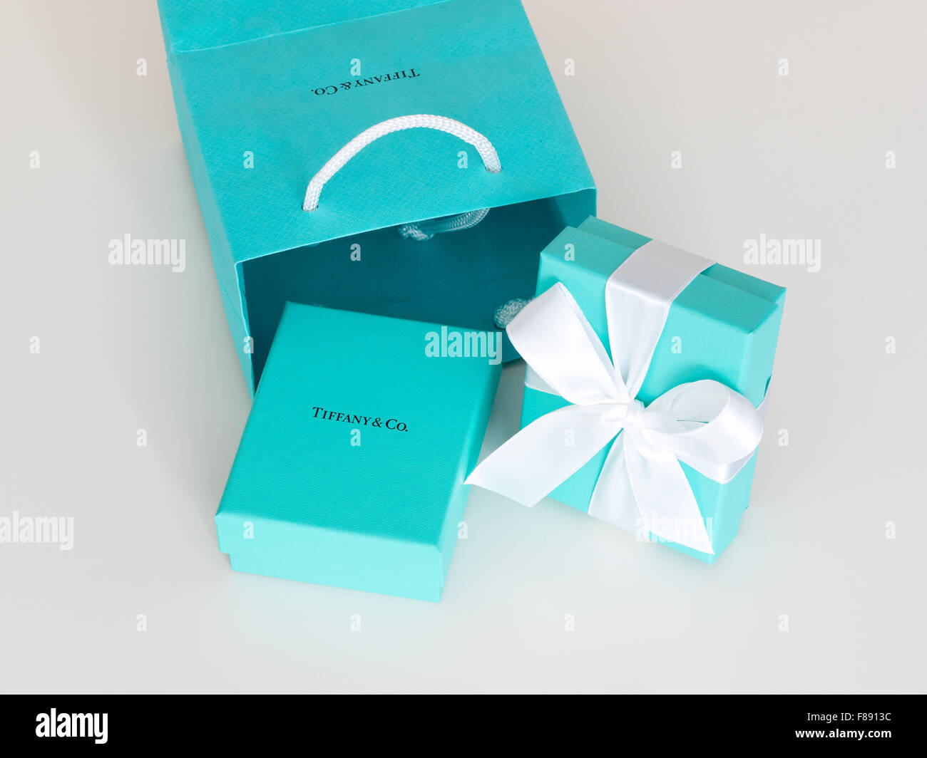 Un Tiffany Blue Box (little blue box da Tiffany) da Tiffany & Co., la ...