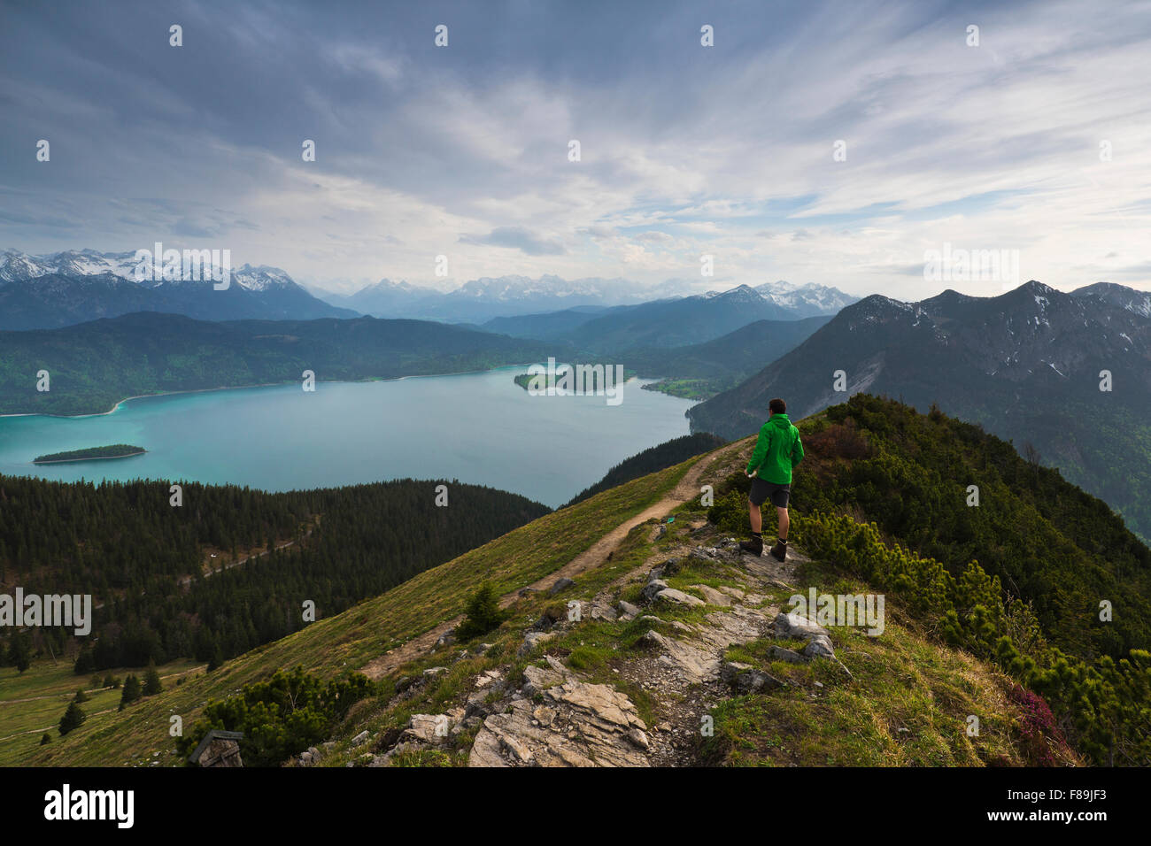 Escursionista sopra laghi calcarei immagini e fotografie stock ad alta ...