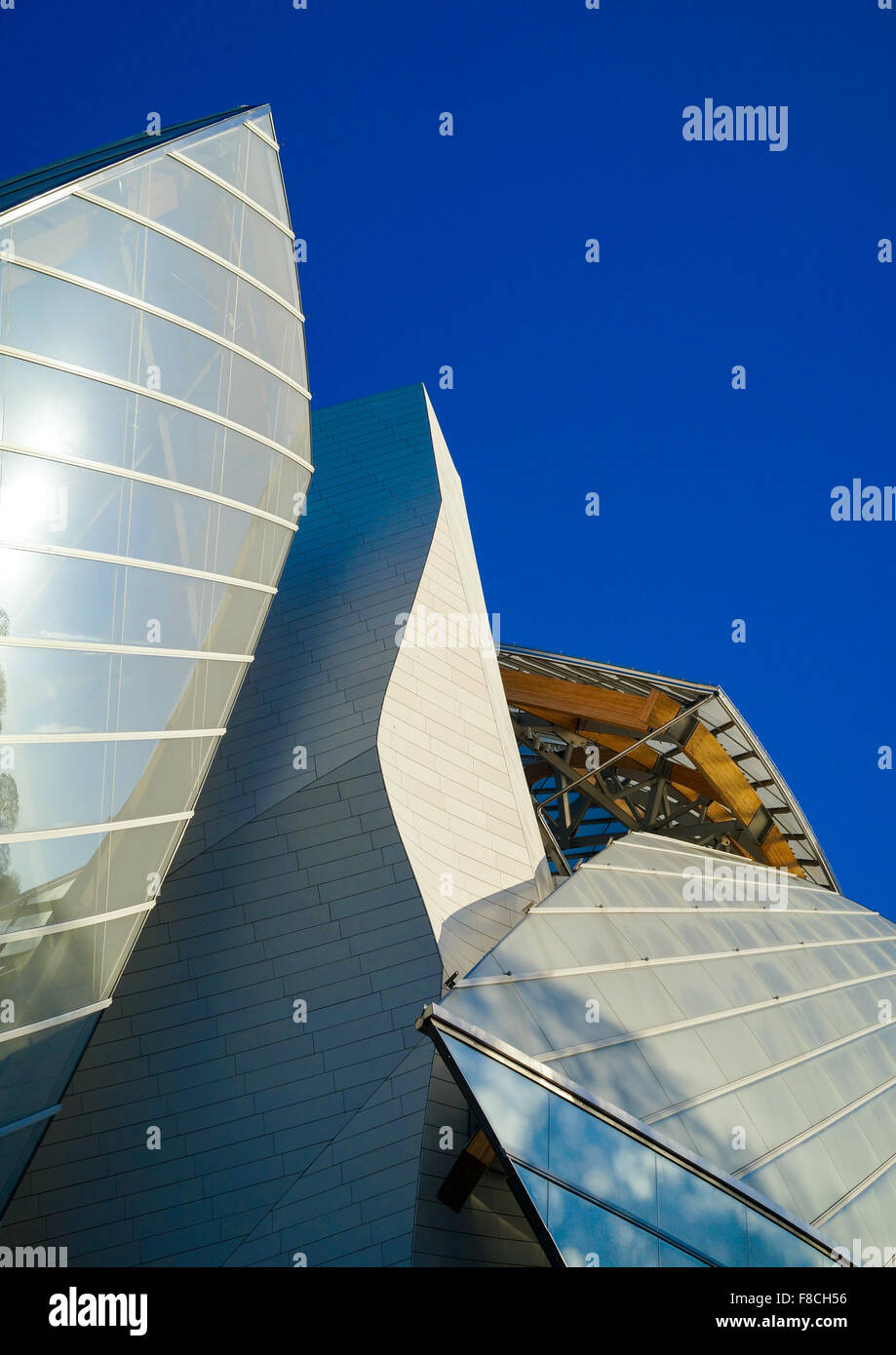 Dettaglio del vetro vele della Louis Vuitton Fondazione Museo costruito ...