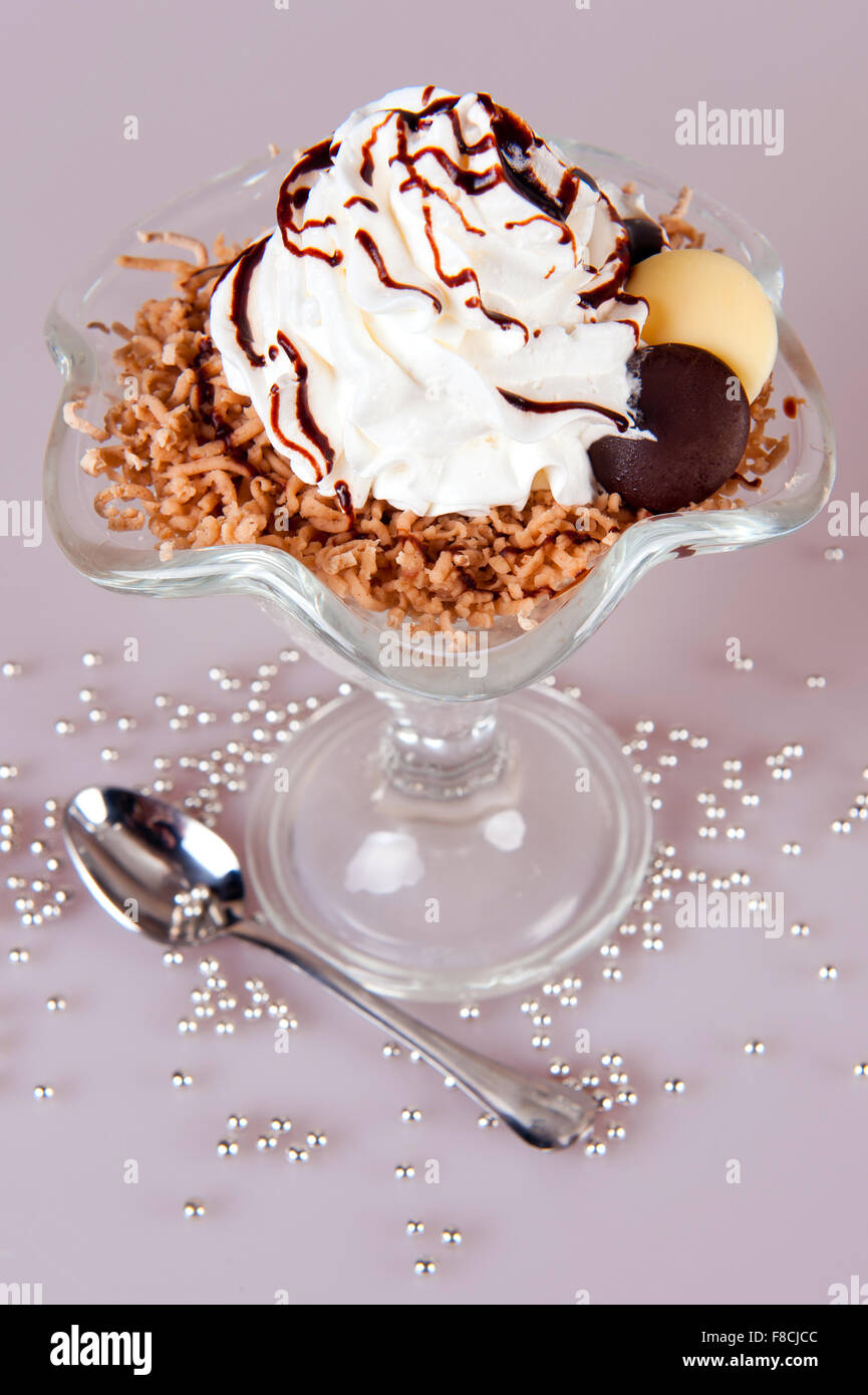 Coppetta gelato immagini e fotografie stock ad alta risoluzione - Alamy