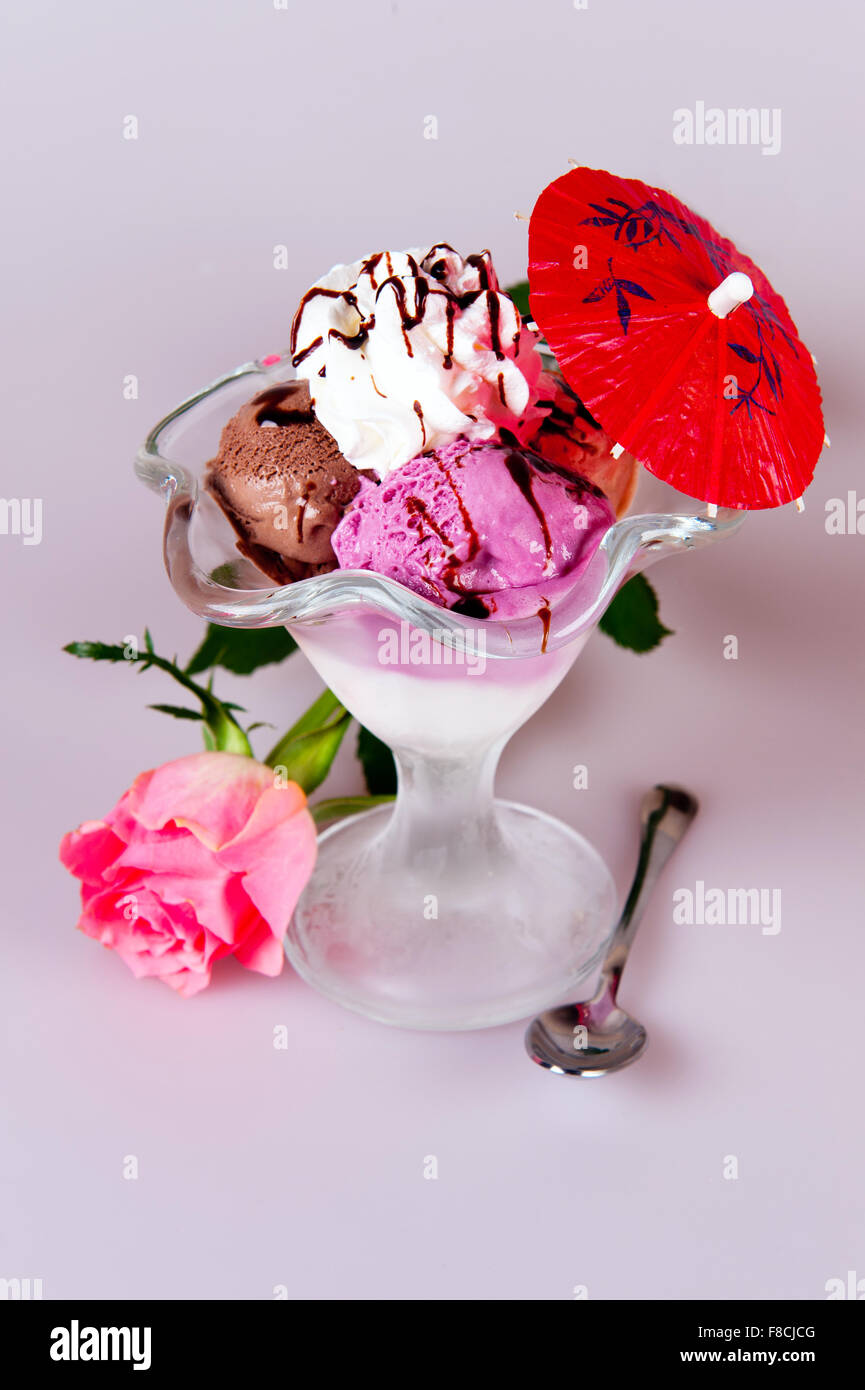 Coppetta gelato immagini e fotografie stock ad alta risoluzione - Alamy