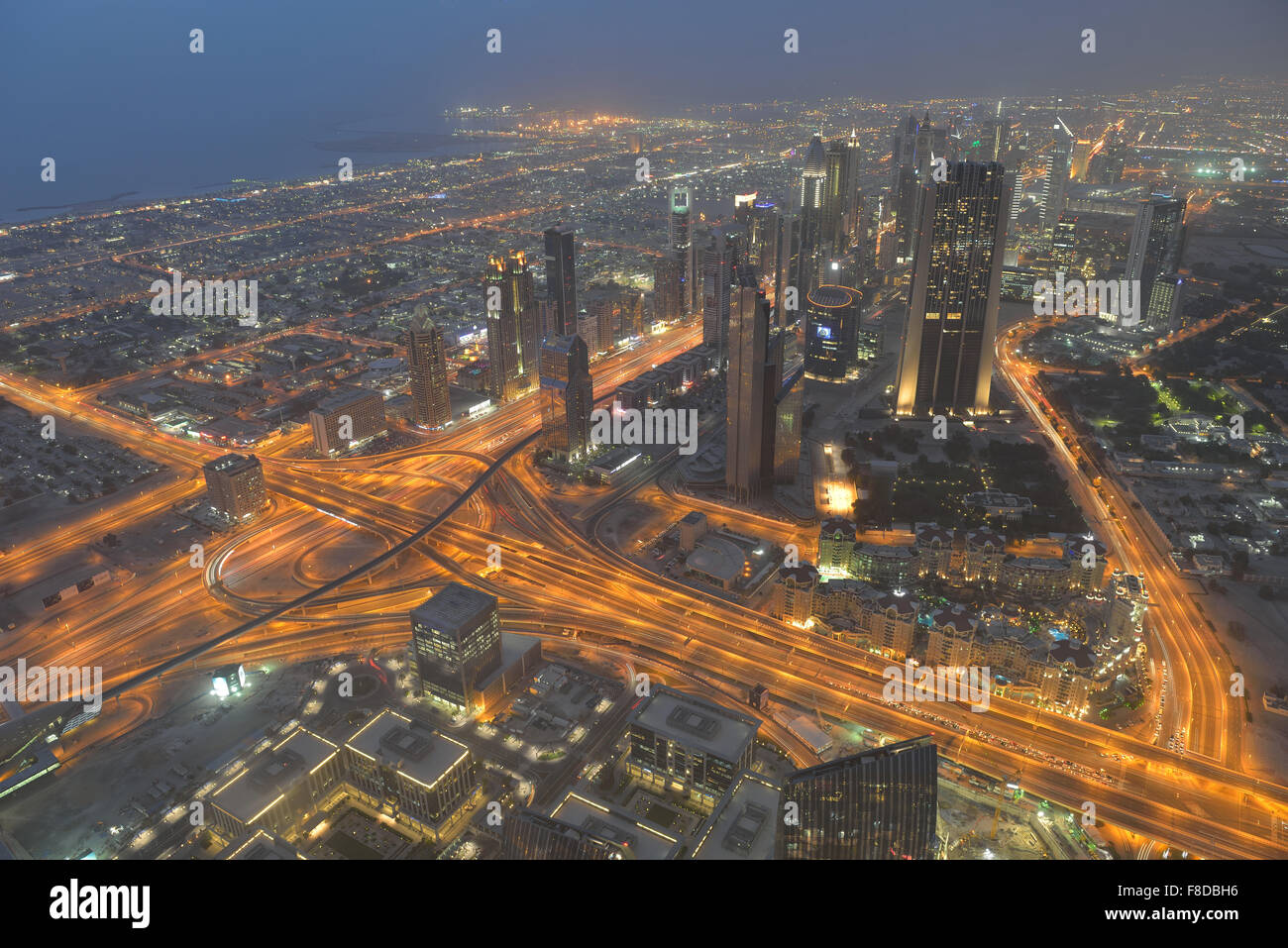 Dubai skyline della città la strada principale e nuovi grattacieli al ...