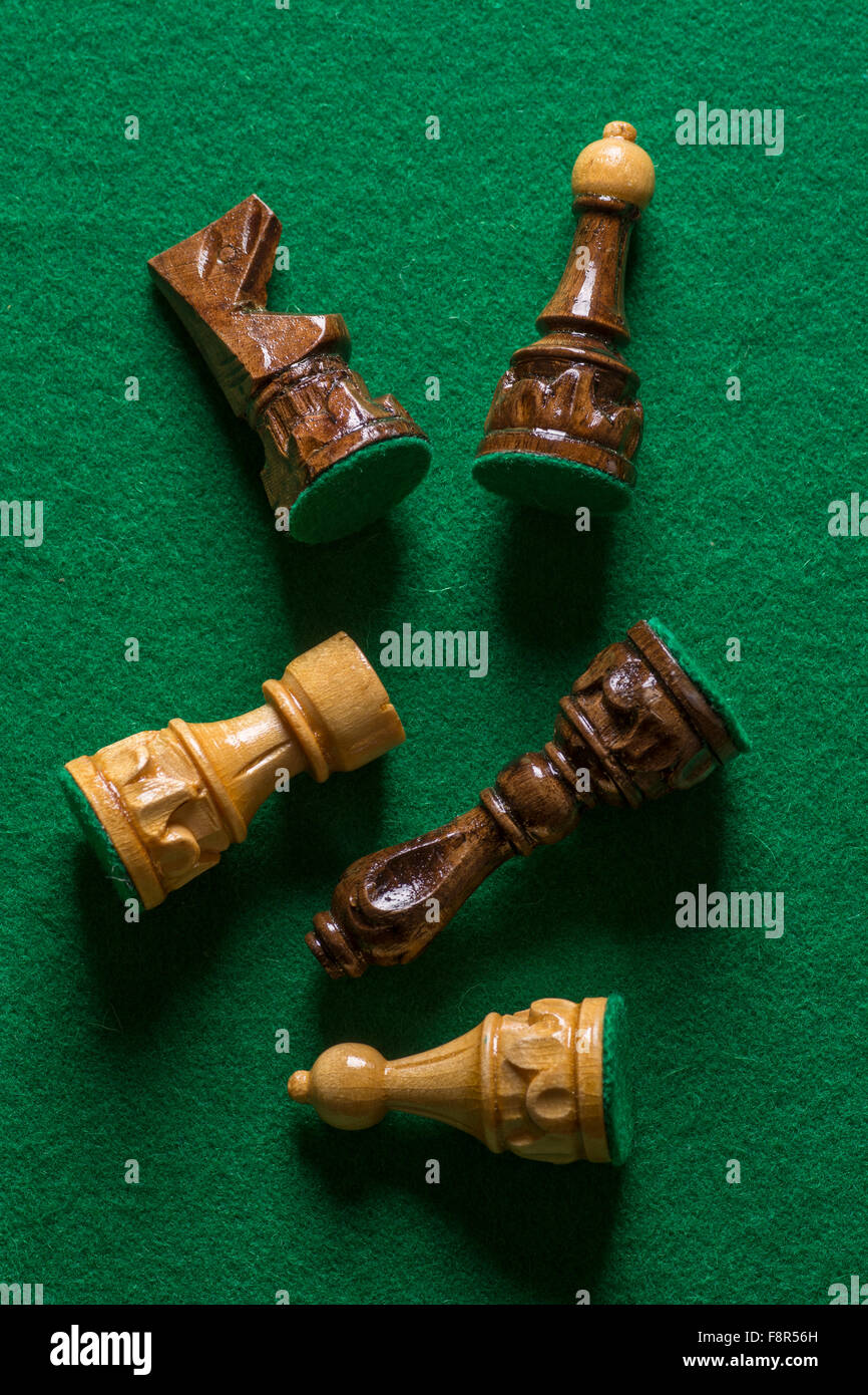 Vecchi pezzi degli scacchi in legno immagini e fotografie stock ad alta ...