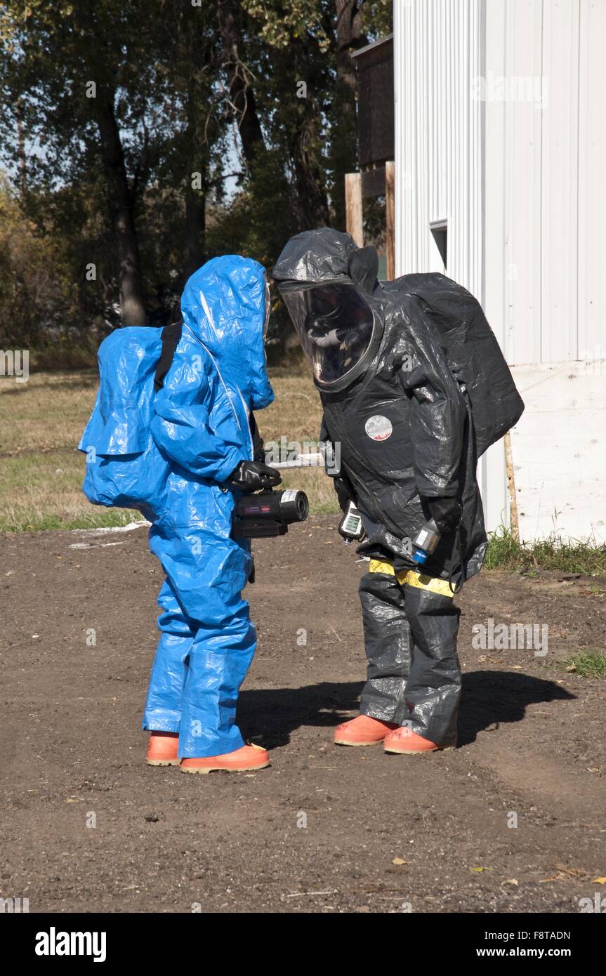 Tuta gialla hazmat immagini e fotografie stock ad alta risoluzione - Alamy
