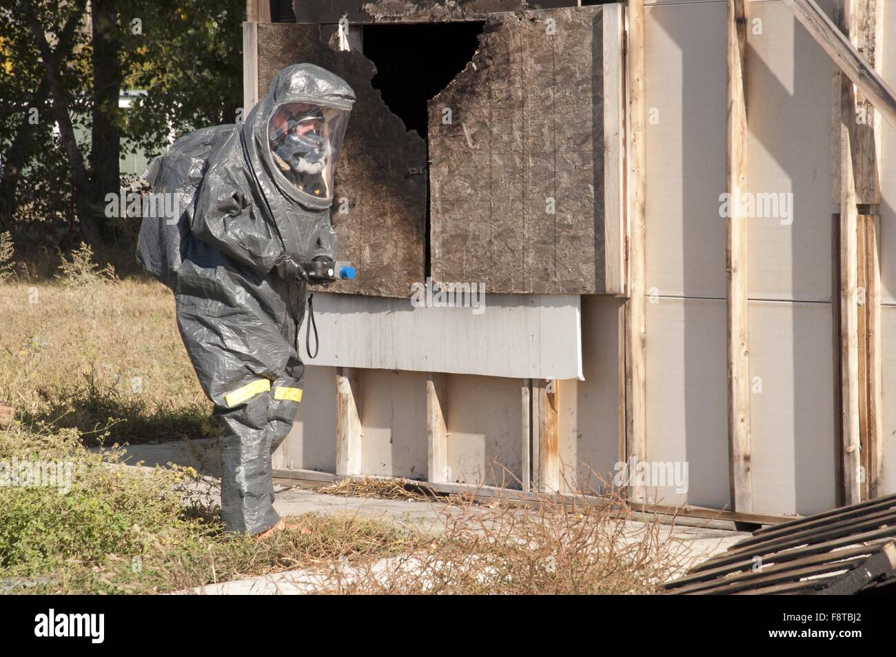 Tuta gialla hazmat immagini e fotografie stock ad alta risoluzione - Alamy