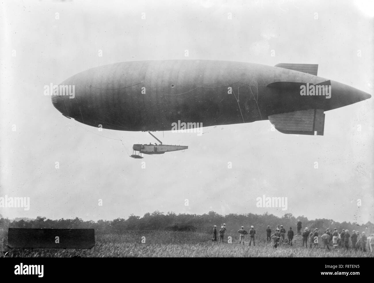 Dirigibile volante immagini e fotografie stock ad alta risoluzione - Alamy