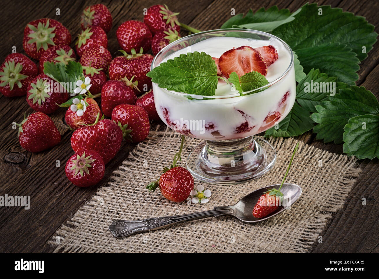 Yogurt alla fragola immagini e fotografie stock ad alta risoluzione - Alamy