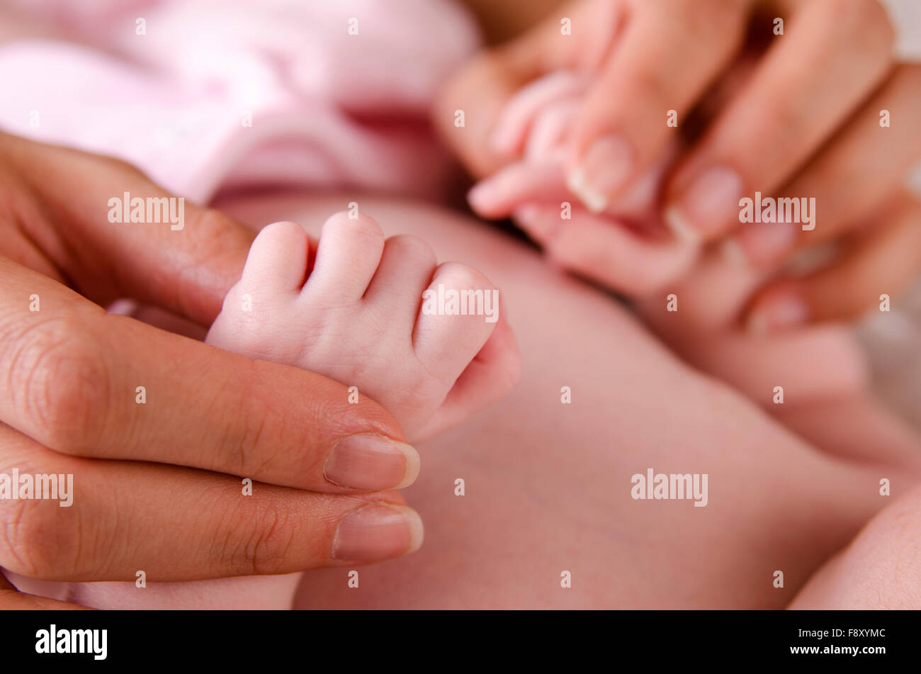 Mani neonate immagini e fotografie stock ad alta risoluzione - Alamy