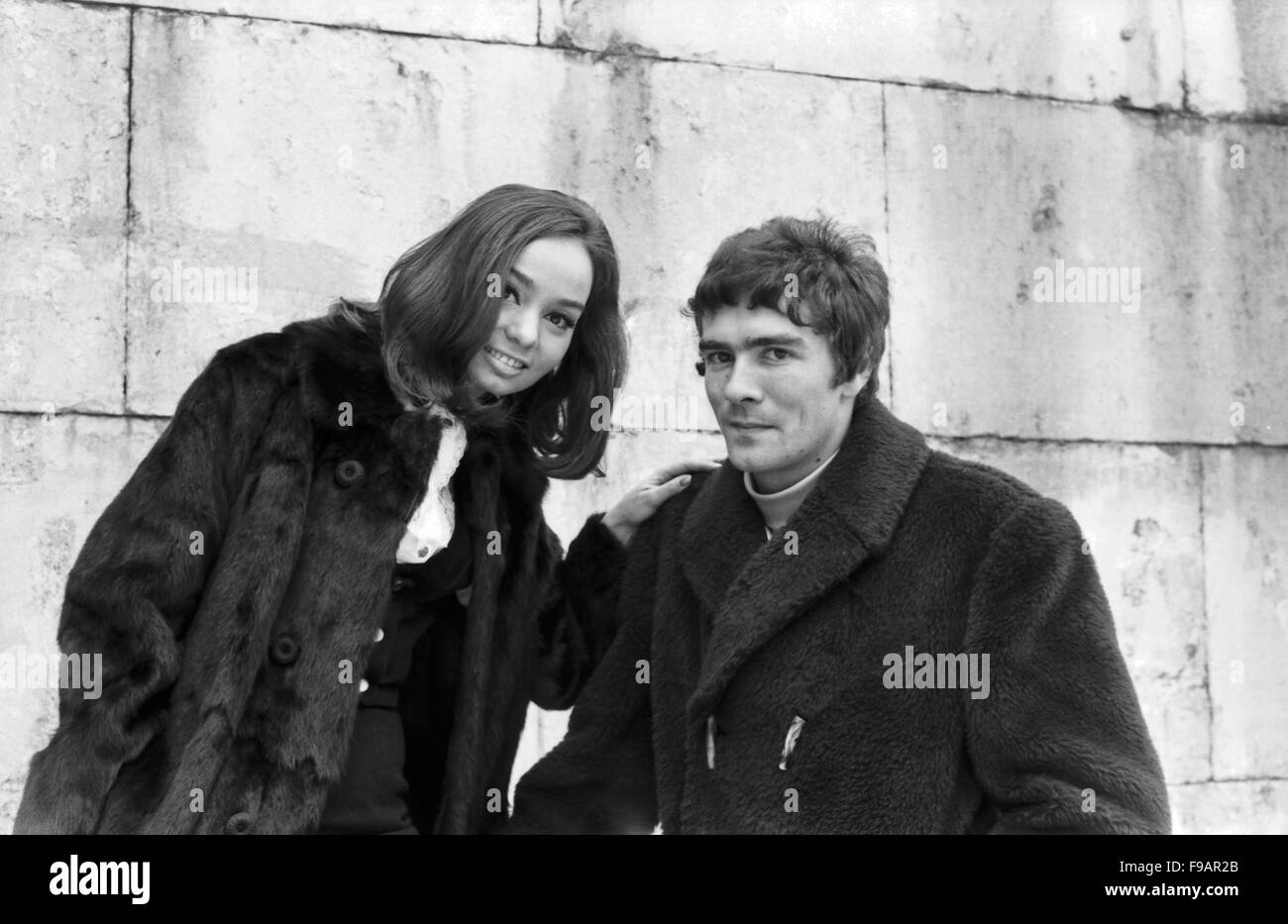 Der britische Popsänger Don Fardon und Fotomodell Regina Latone in ...