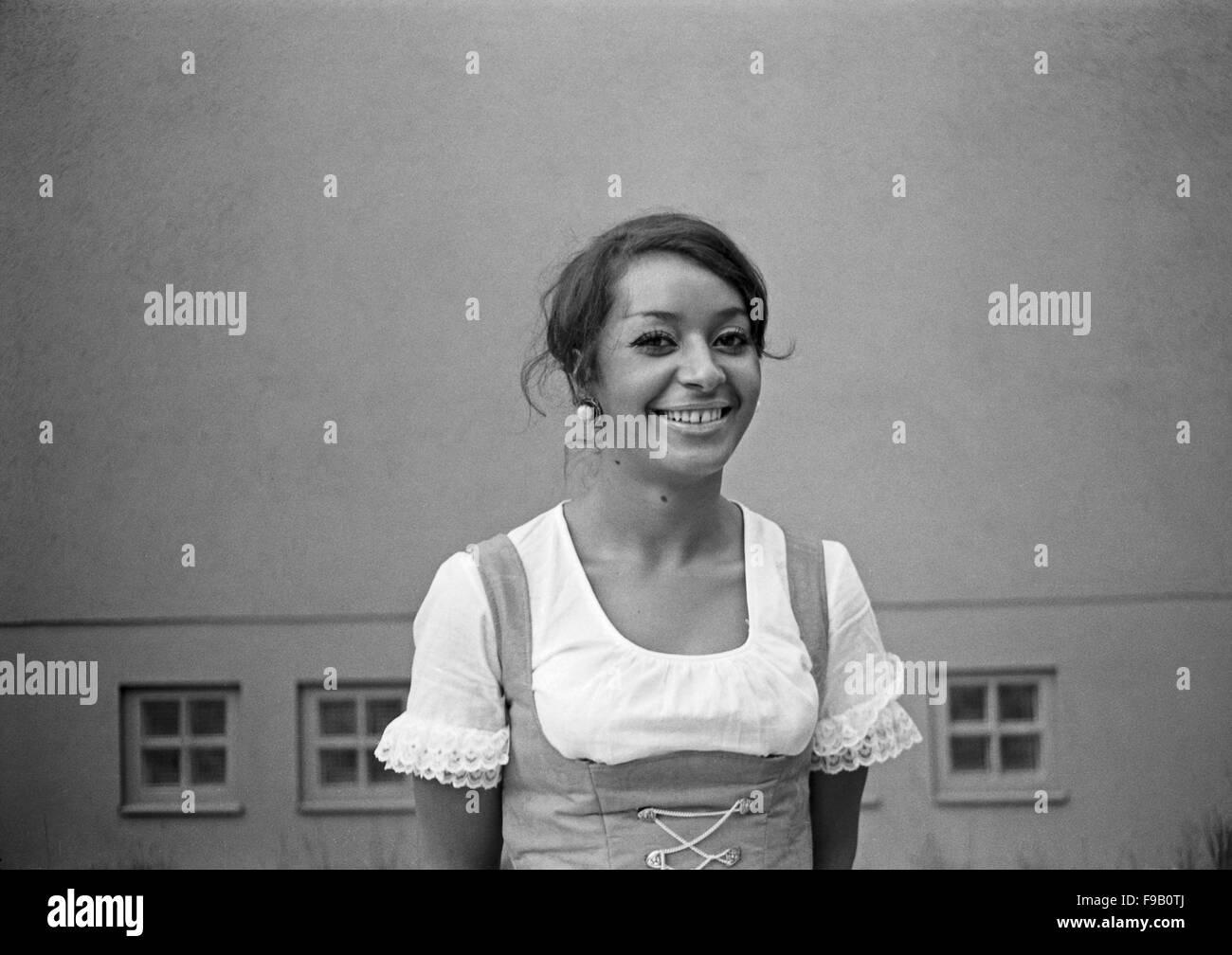 Fotomodel Marielle bei einem Fotoshooting im Dirndl, Deutschland 1960er ...