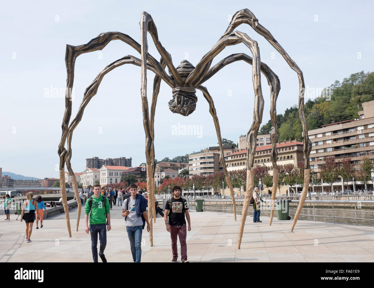 The spider sculpture maman by louise bourgeois guggenheim museum bilbao ...