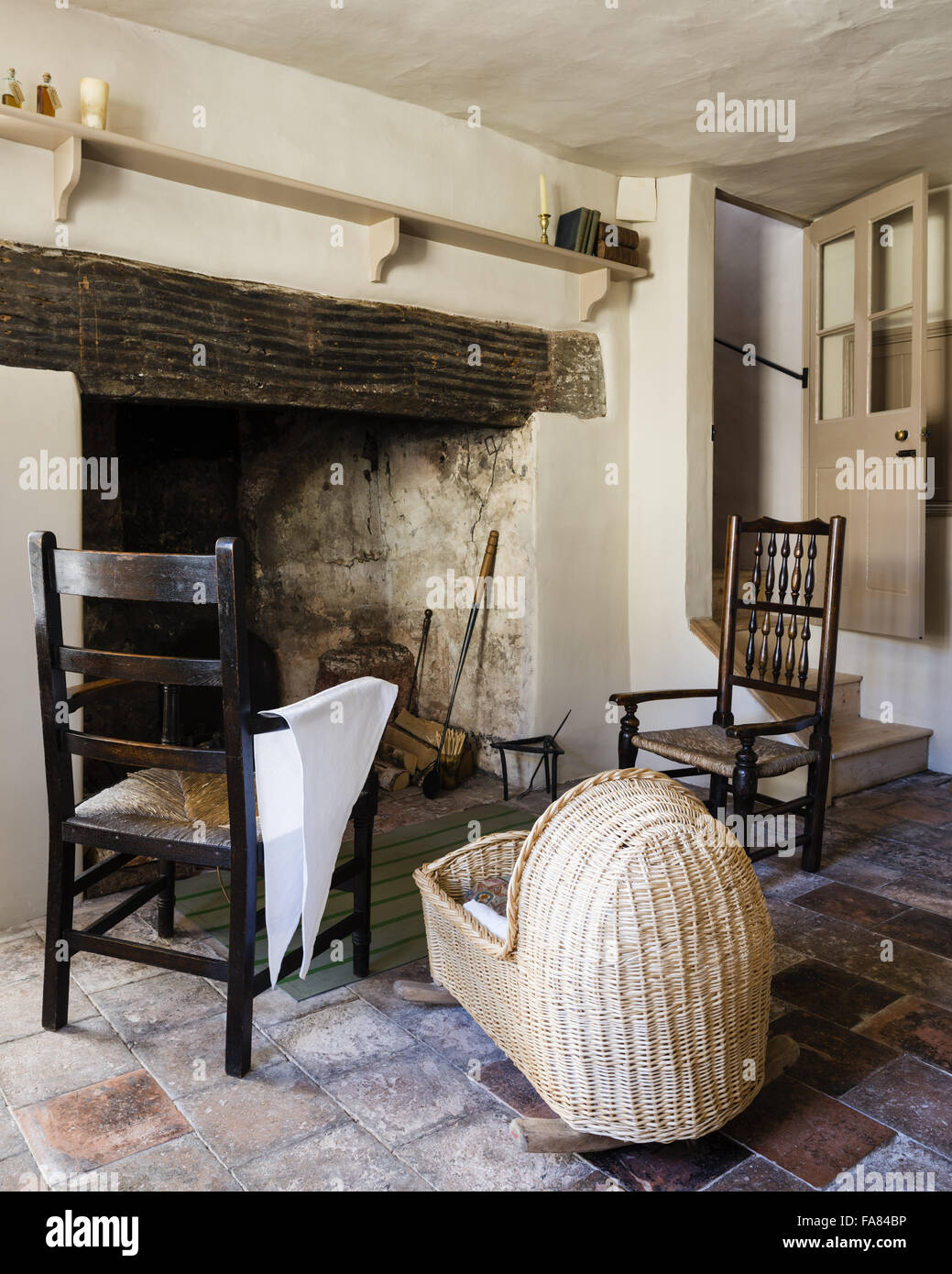 Il Camino nel salone di seconda a Coleridge Cottage, Somerset. Le fasi ...