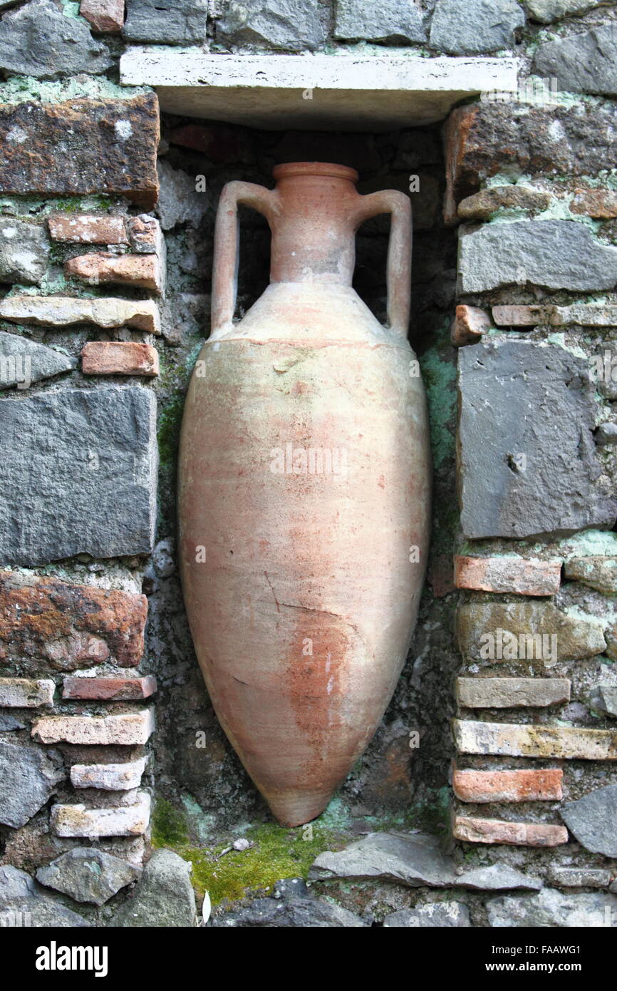 Anfora romana immagini e fotografie stock ad alta risoluzione - Alamy