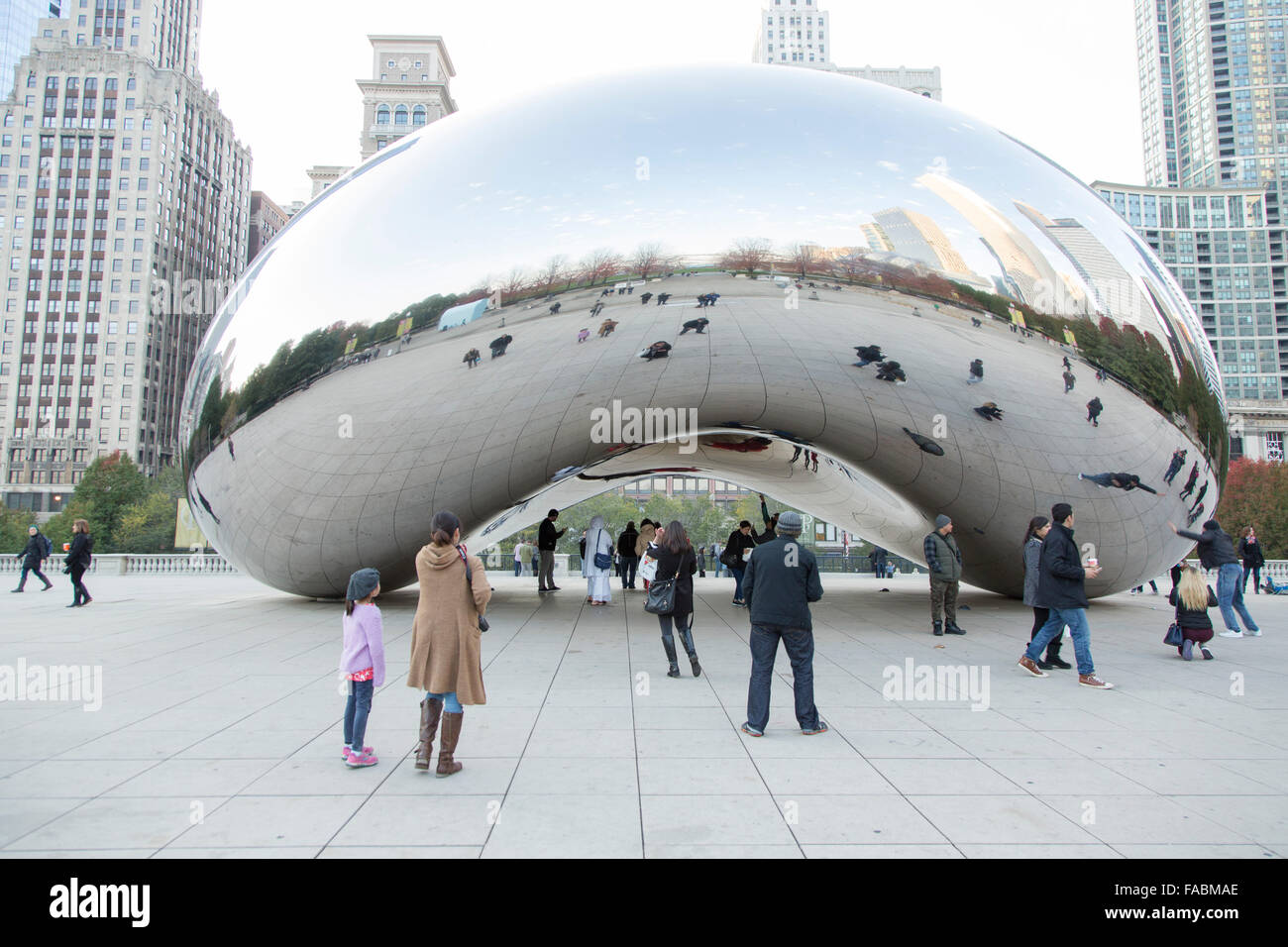 Skyline e visitatori riflessi nella scultura in acciaio Cloud Gate di Anish Kapoor, conosciuta ...