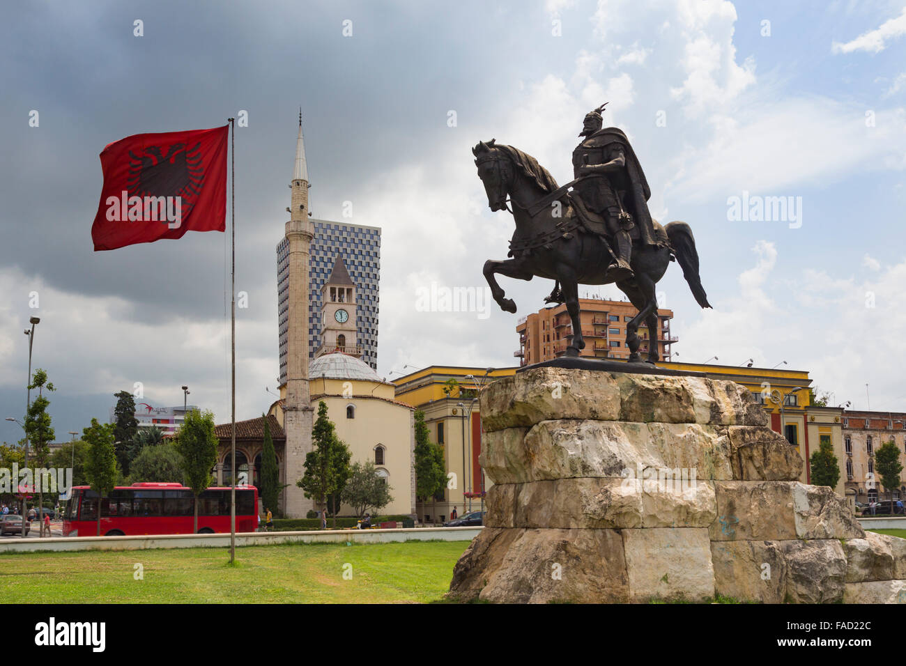 Tirana, Albania. Piazza Skanderbeg con monumento di Skanderbeg, nome ...