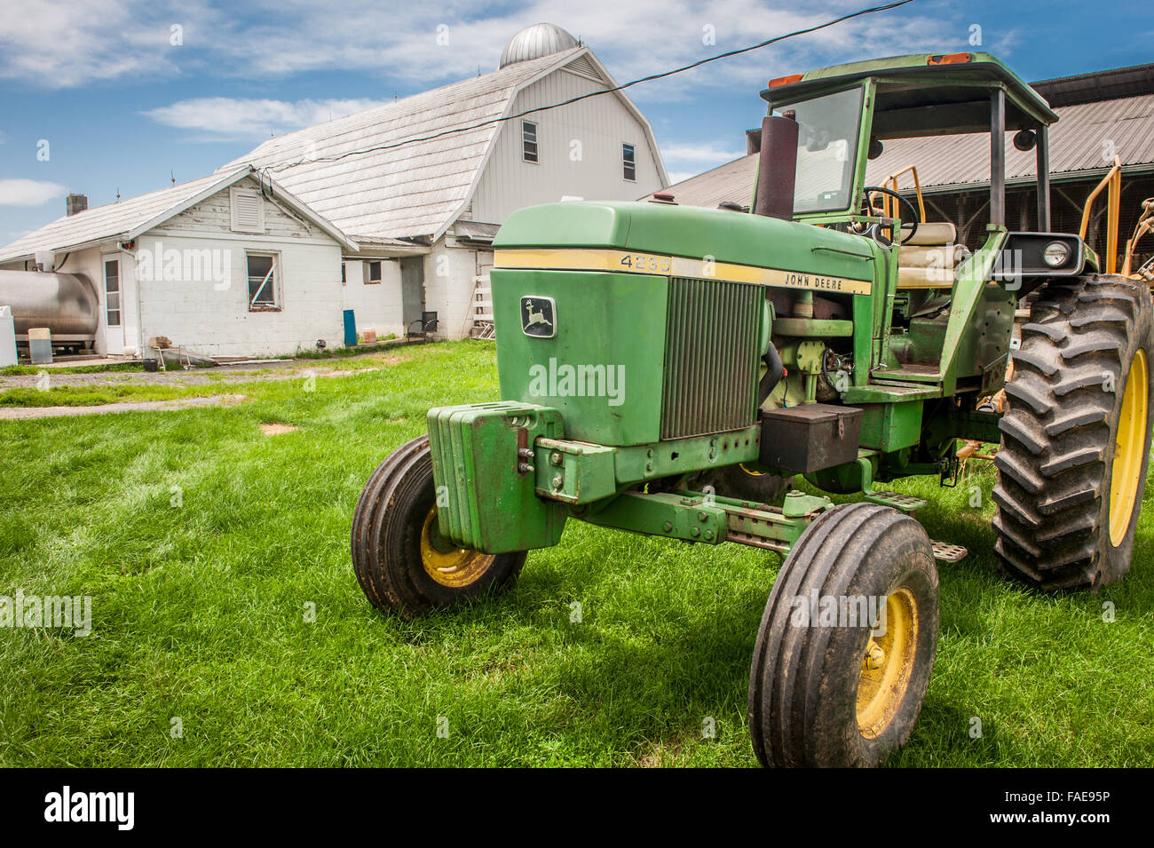 Trattore john deere nella stalla immagini e fotografie stock ad alta risoluzione - Alamy