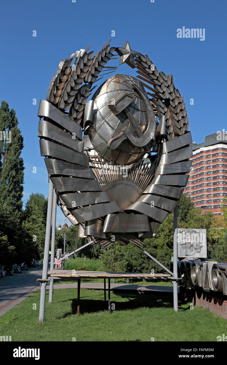 Un vecchio CCCP martello e la falce sign in il monumento caduti Park ...