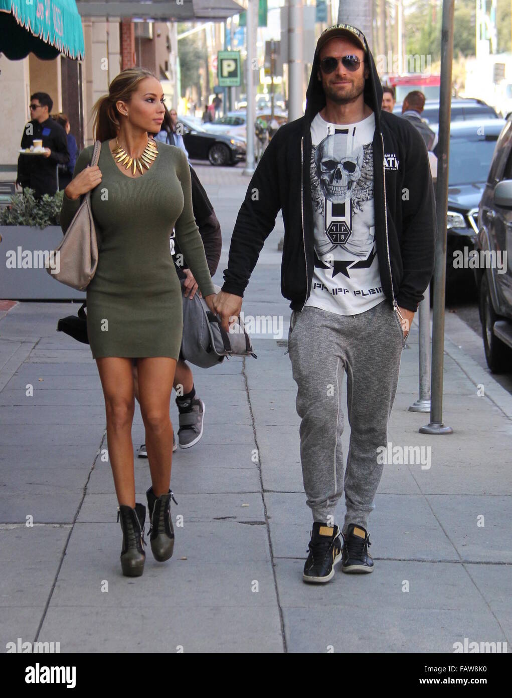 Bastian e Maria Yotta tenere le mani mentre lo shopping in Beverly ...