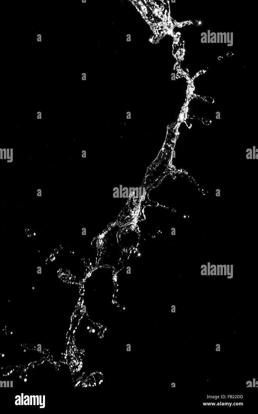 Schizzi astratti di acqua su sfondo nero. Texture di acqua. Elementi di ...