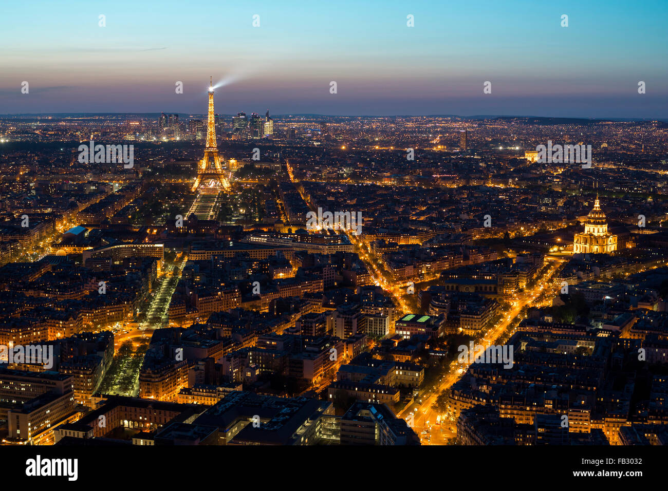 Parigi di notte elevata dello skyline della città illuminata con torre ...