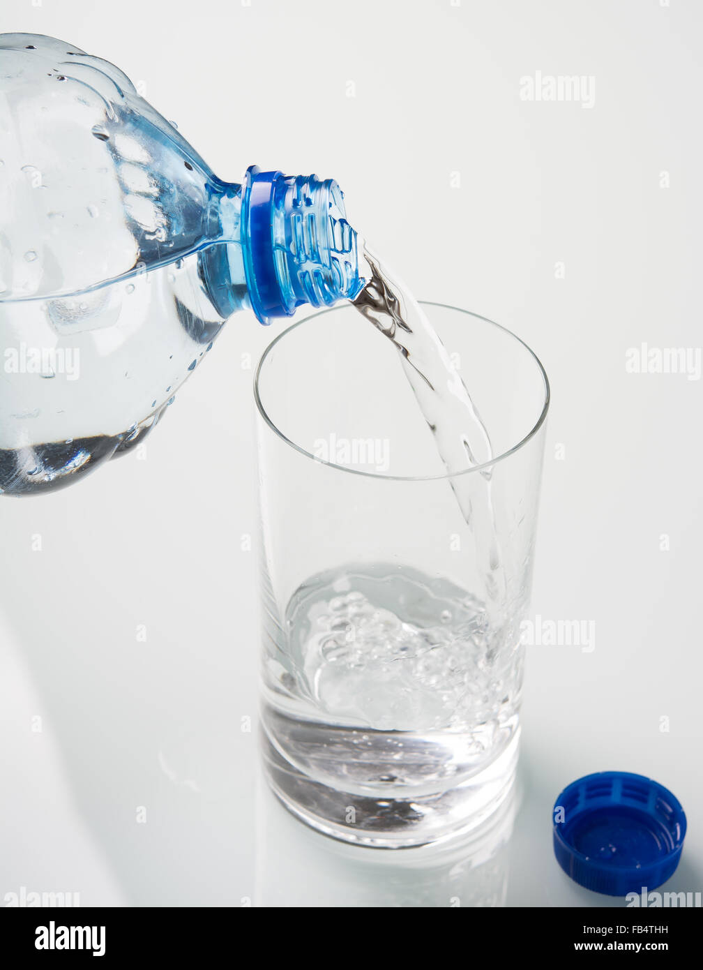 Becher con acqua immagini e fotografie stock ad alta risoluzione - Alamy