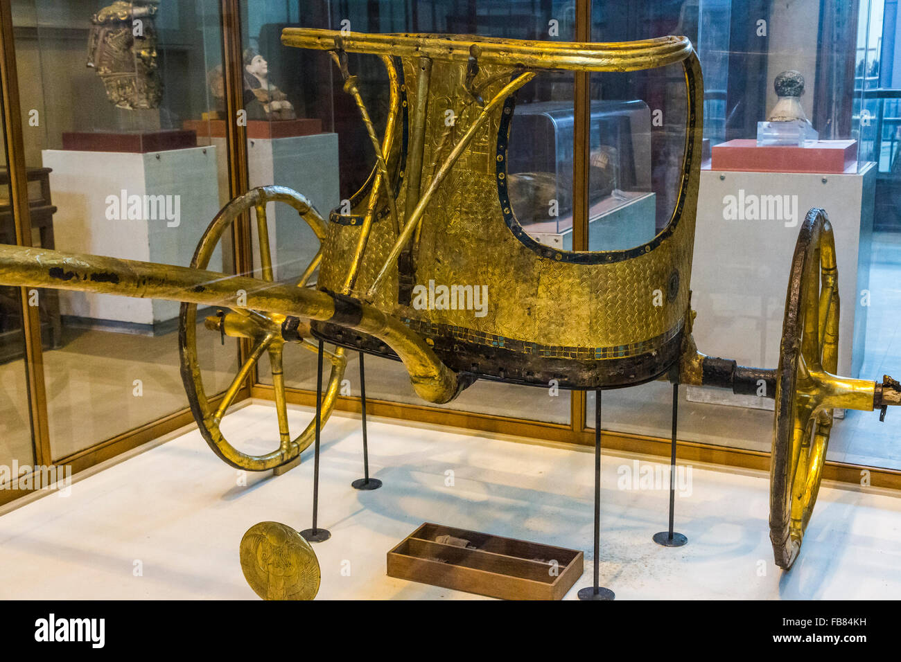 In legno dorato carro dalla tomba di Tutankhamon presso il Museo Egizio ...