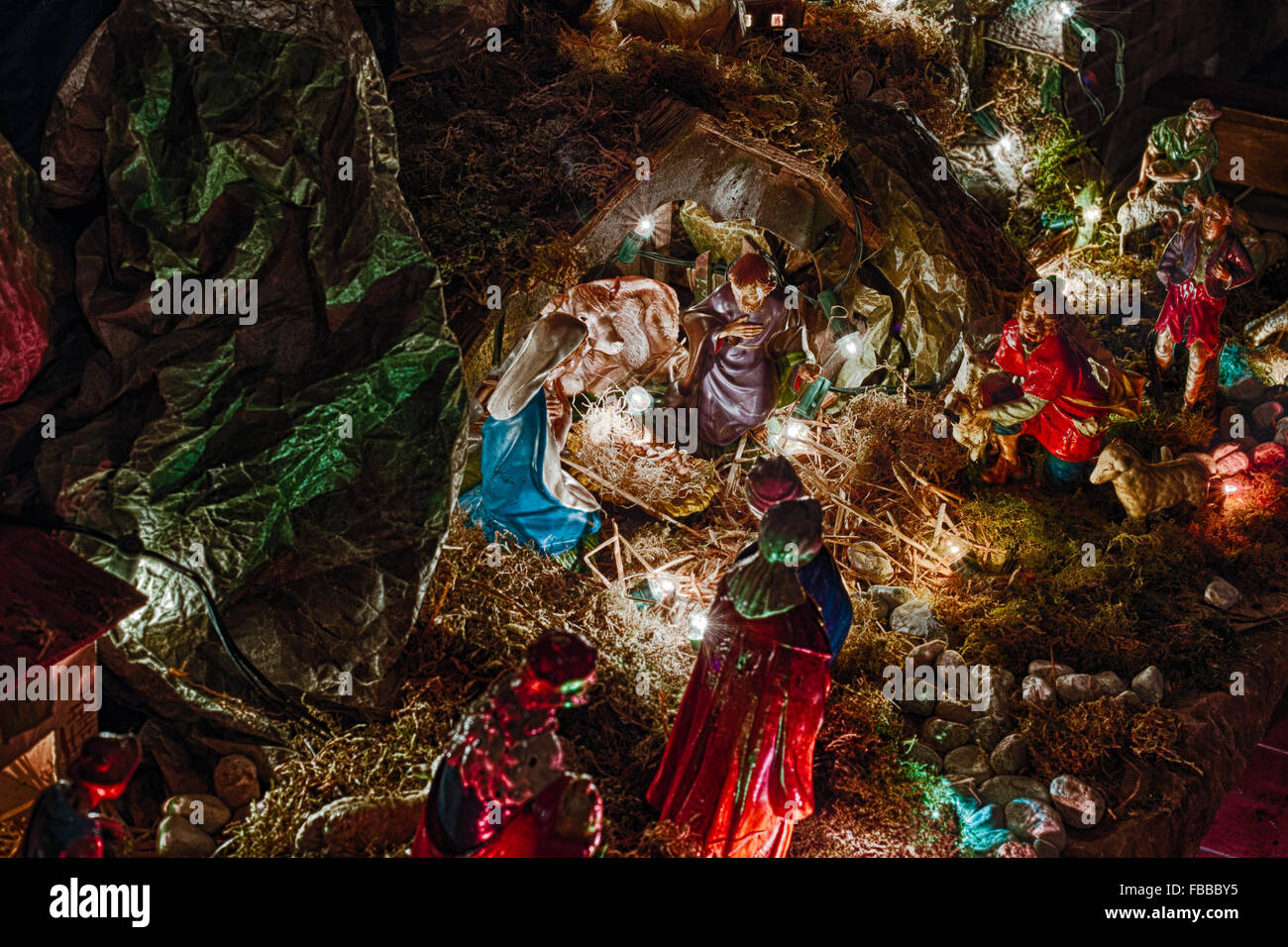 Statue in un Presepe, la Beata Vergine Maria e di San Giuseppe guarda ...