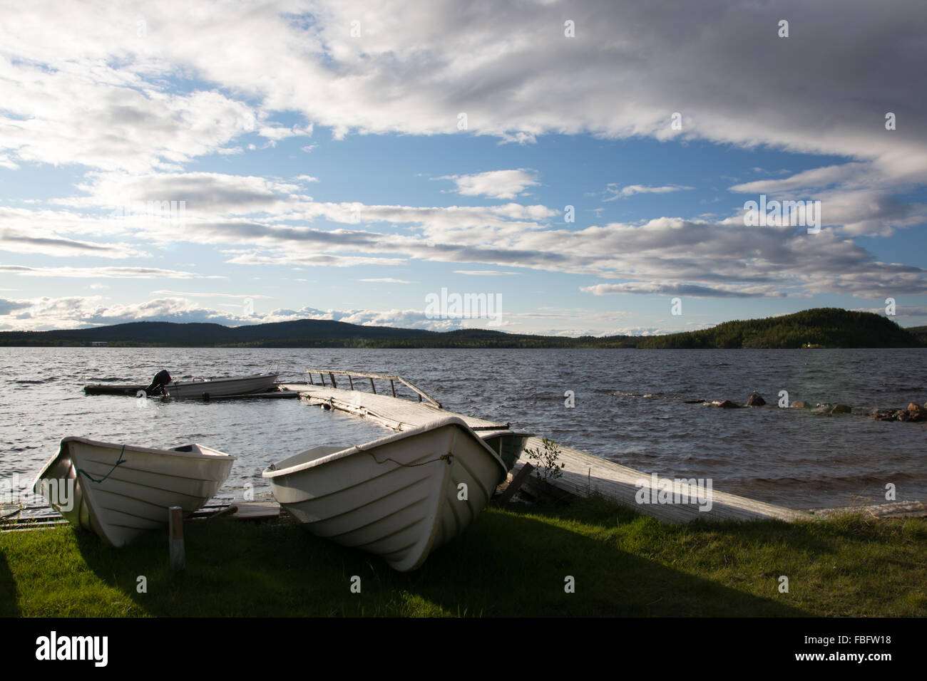 Lago Inari è il lago più grande in Lapponia e il terzo lago più grande ...