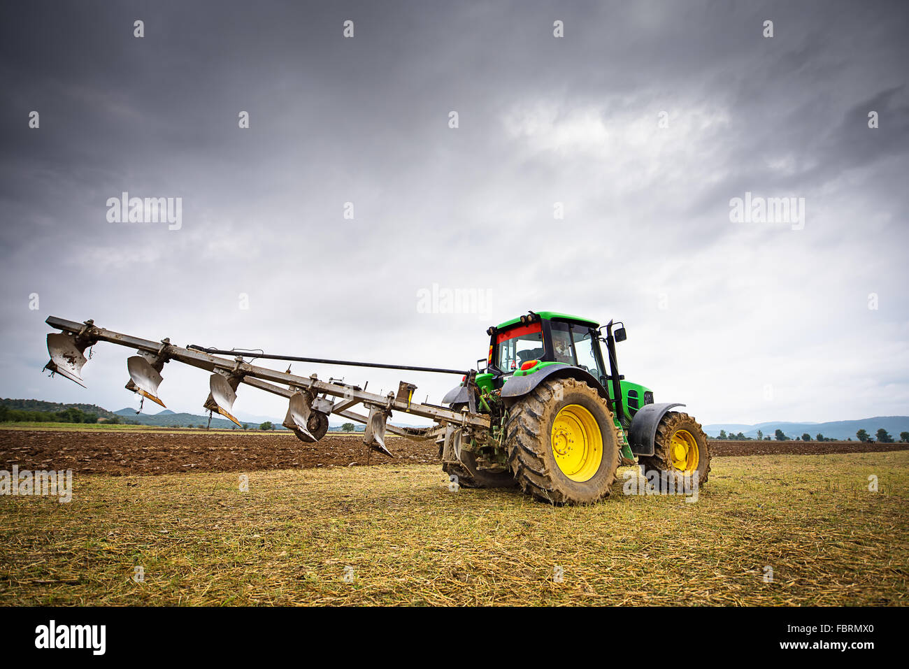 Trattore john deere nel campo immagini e fotografie stock ad alta risoluzione - Alamy