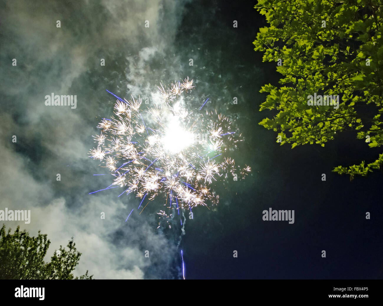 La luce e il fumo dei fuochi d' artificio Razzi Foto stock - Alamy