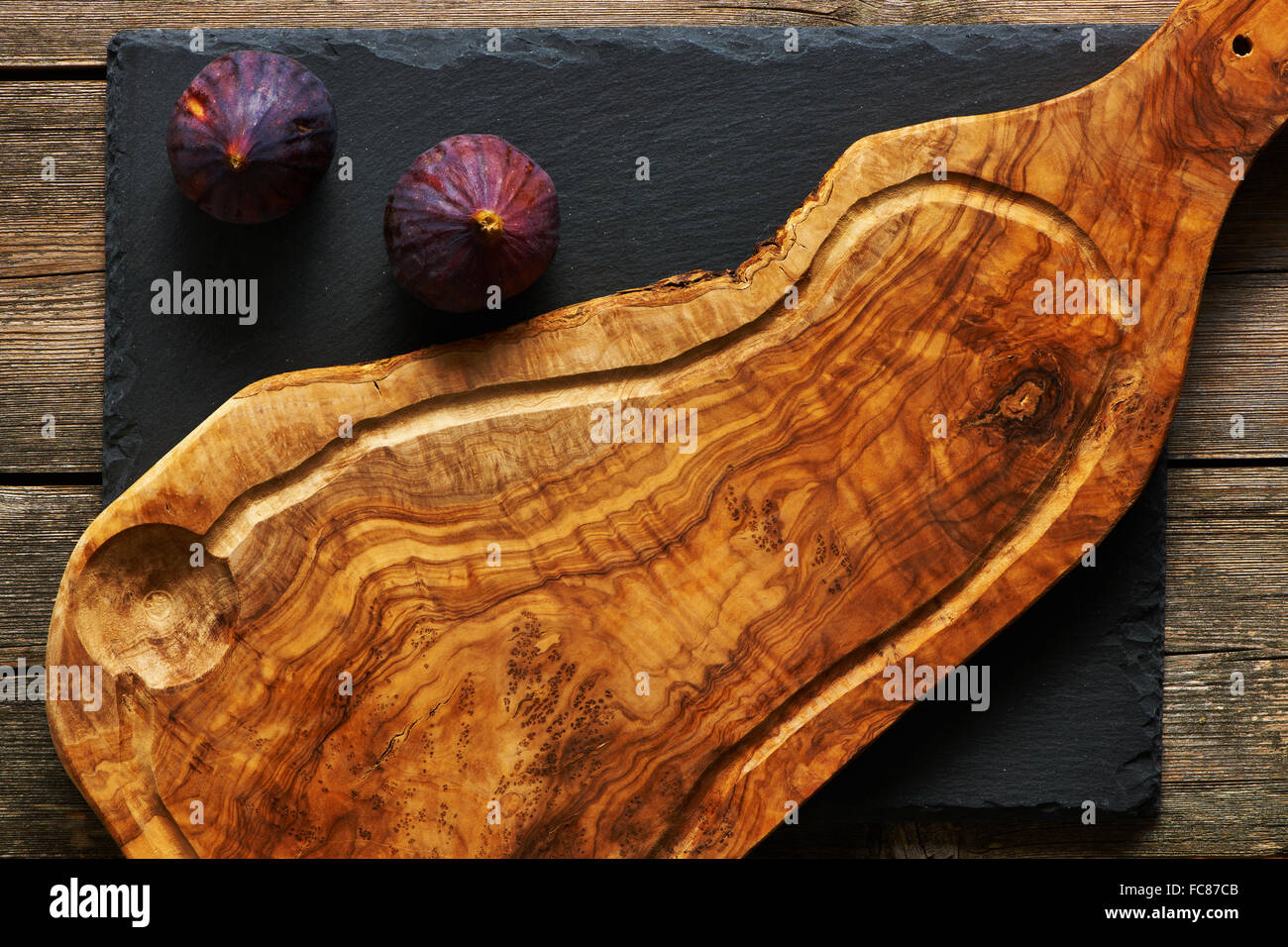 In legno di olivo tagliere e figure Foto stock - Alamy